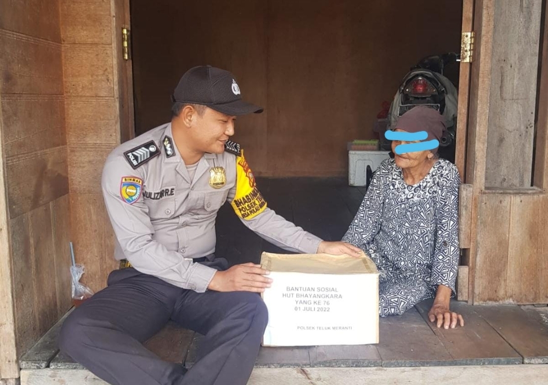Rangkaian HUT Bhayangkara, Personil Polsek Teluk Meranti Salurkan Sembako